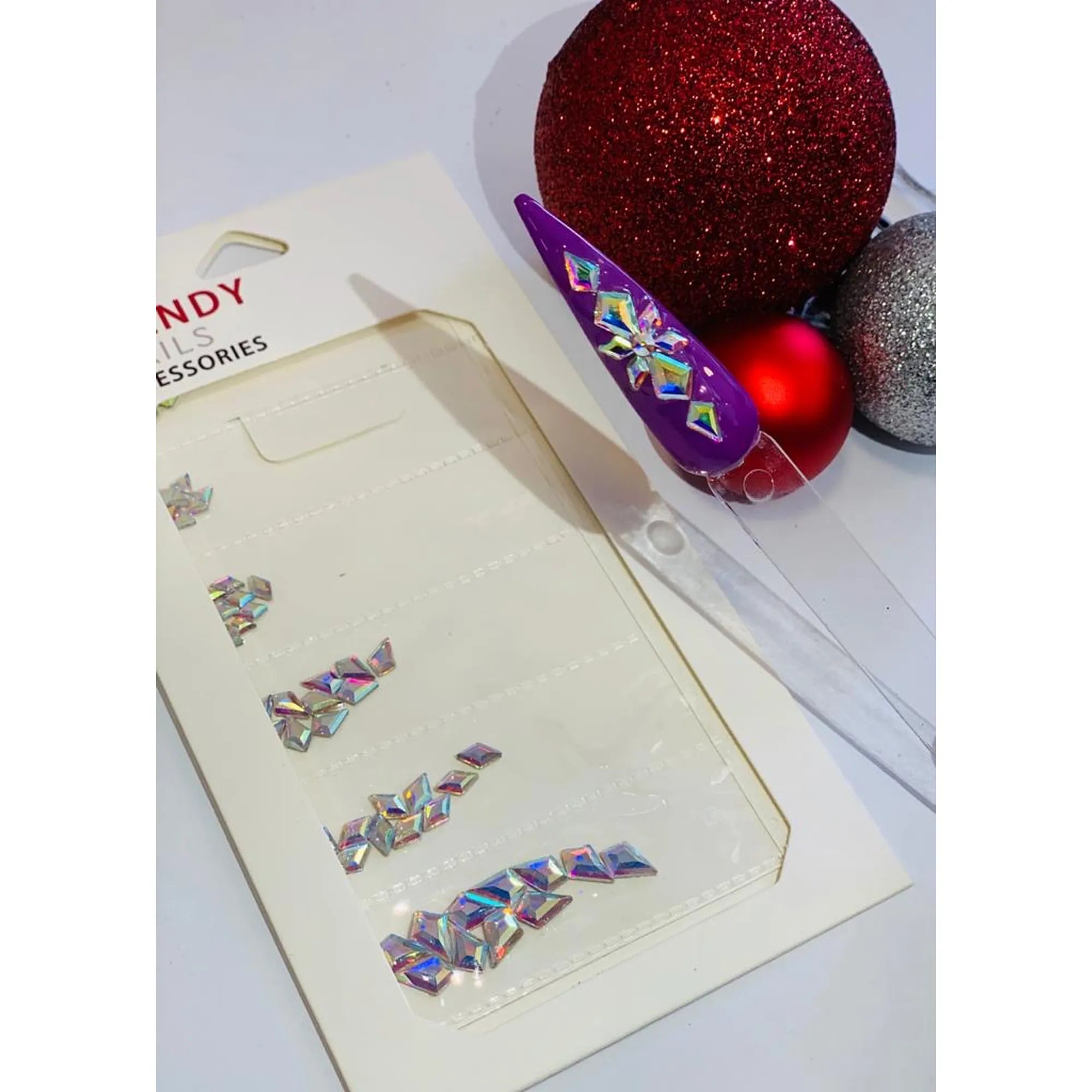 Nail art rhinestones: holographic diamonds – Beauty Distribution